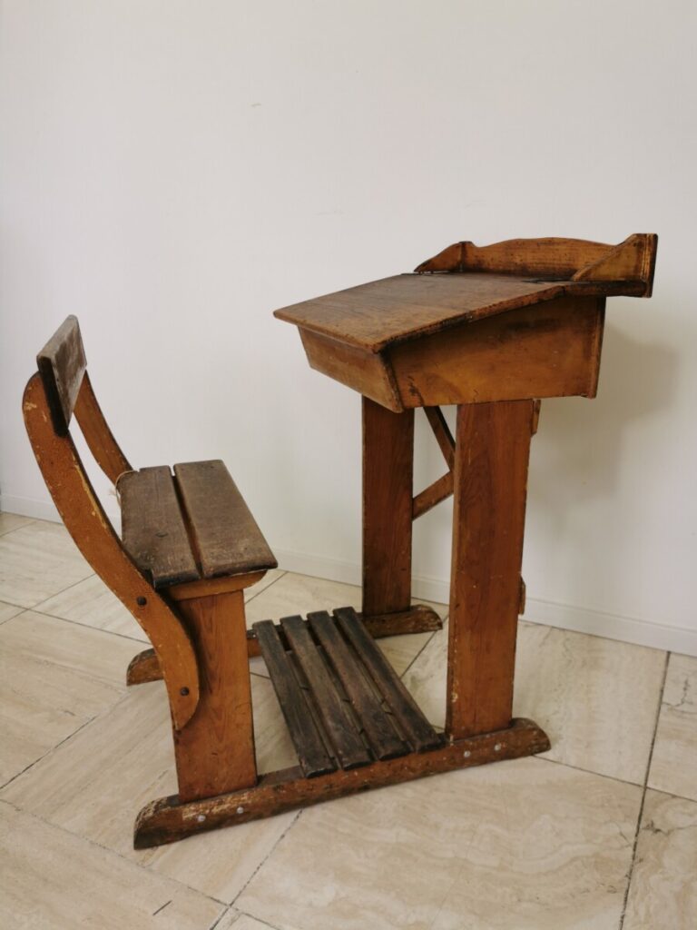 Franse schoolbank antiek schoollessenaar oude kinderlessenaar